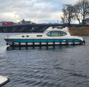 Premium type boat, boat hire without a licence | Carrickcraft